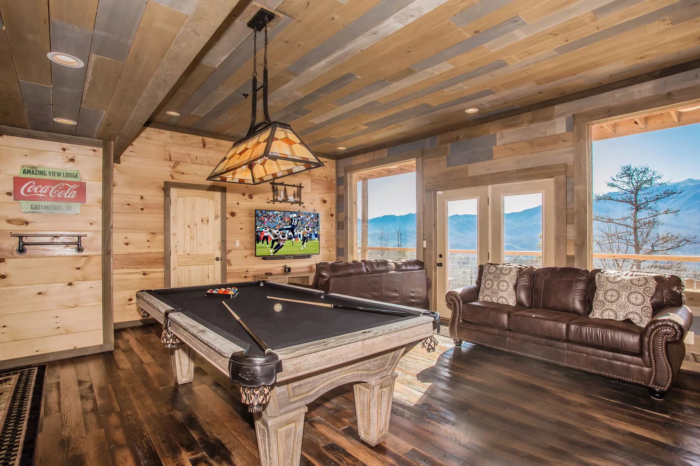 Amazing View Lodge - 8 Bedroom Gatlinburg Cabin Rental